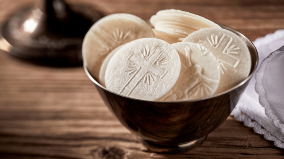 ¿Qué es la hostia que comemos en la Eucaristía? – Reporte Catolico Laico